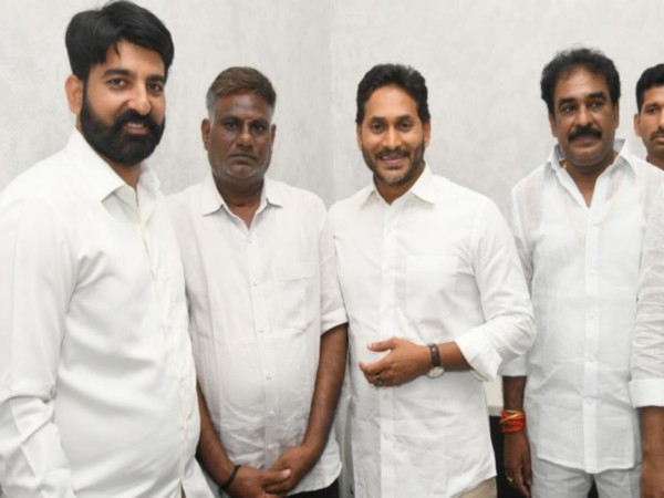 Andhra: YSRCP leader Lakshminarayana meets YS Jagan Reddy
