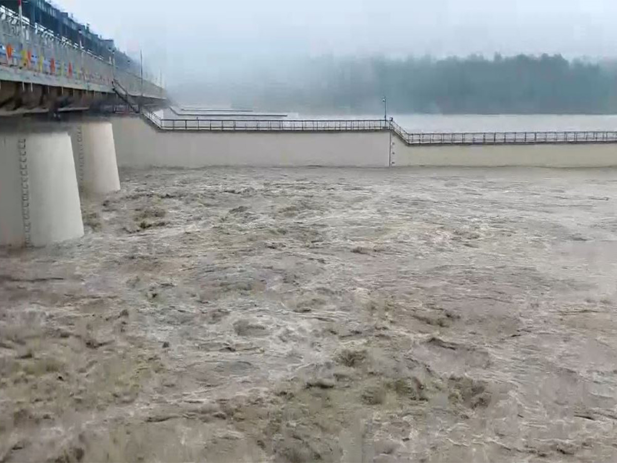 Uttarakhand: Ganga's water level rises to near danger mark amid continuous rainfall