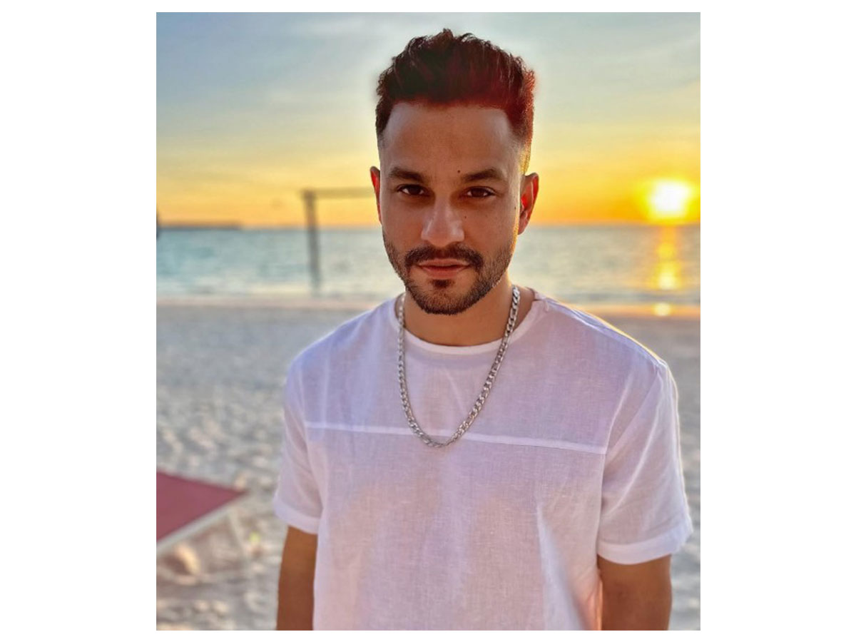 Kunal Kemmu showcases his singing talent, drops his new track 'Loche'