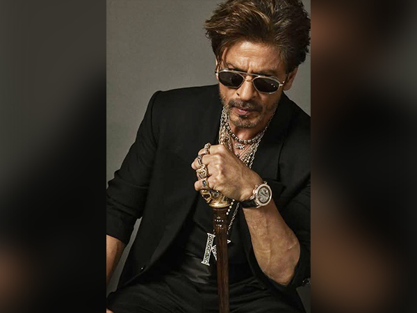 Troll tells SRK to "retire," superstar fires back with hilarious "tere ...