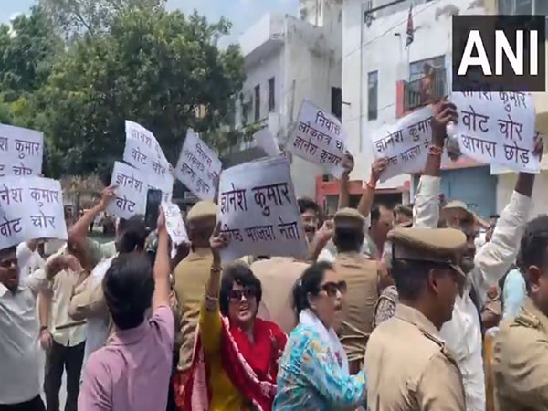 Congress workers protest outside CEC's Agra residence over 'vote theft ...