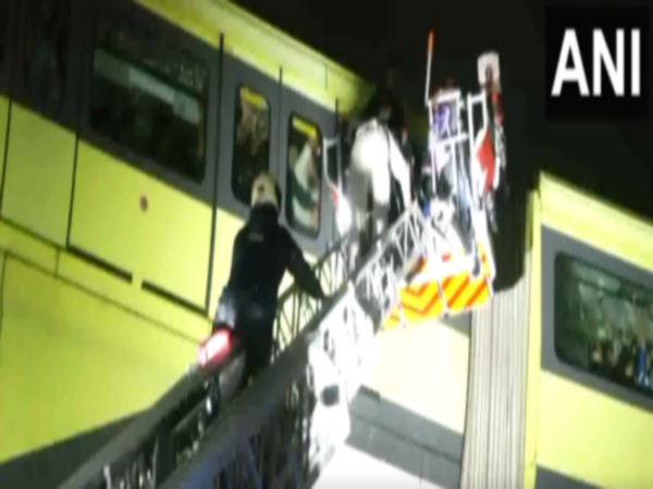 Mumbai Monorail breaks down due to power failure, rescue operations ...