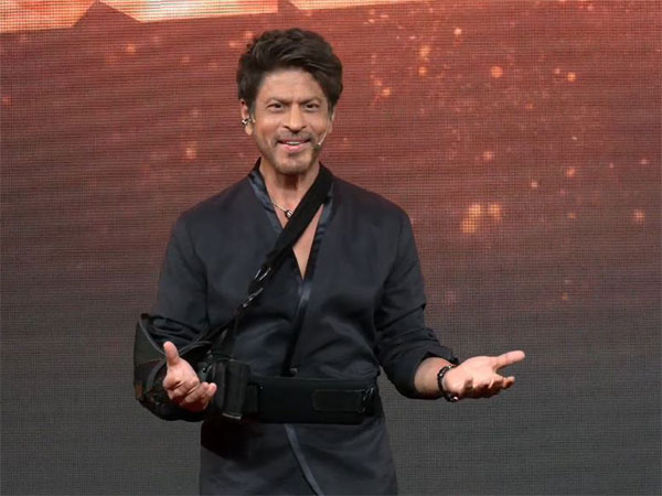 'The Ba***ds of Bollywood': Injured SRK marks stylish entry in ...