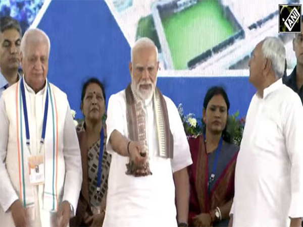 PM Modi inaugurates, lays foundation stone of development projects ...
