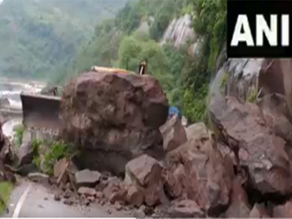 Udhampur: Dhar road blocked as massive boulders fall