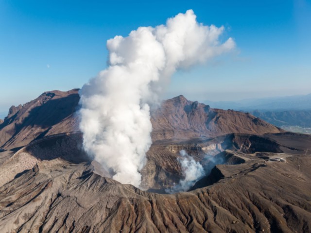 Volcano in Japan spews plume 5,500 metres above crater