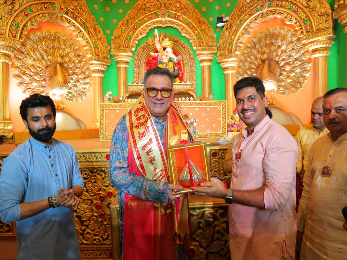 Pune: Boman Irani performs Maha aarti at Bhausaheb Rangari Ganpati ...