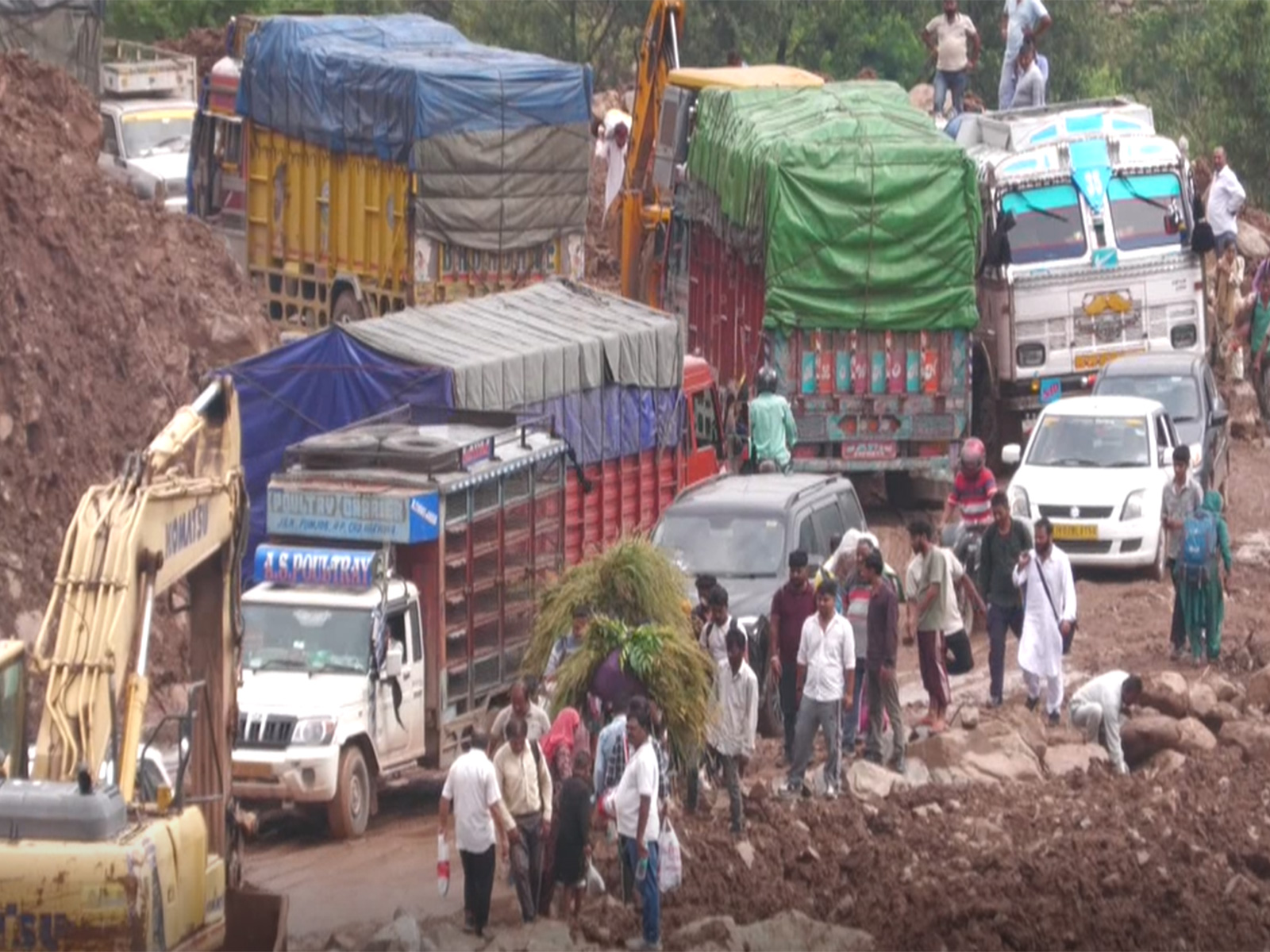 J-K: Massive traffic jams on Jammu-Srinagar highway as single-lane ...