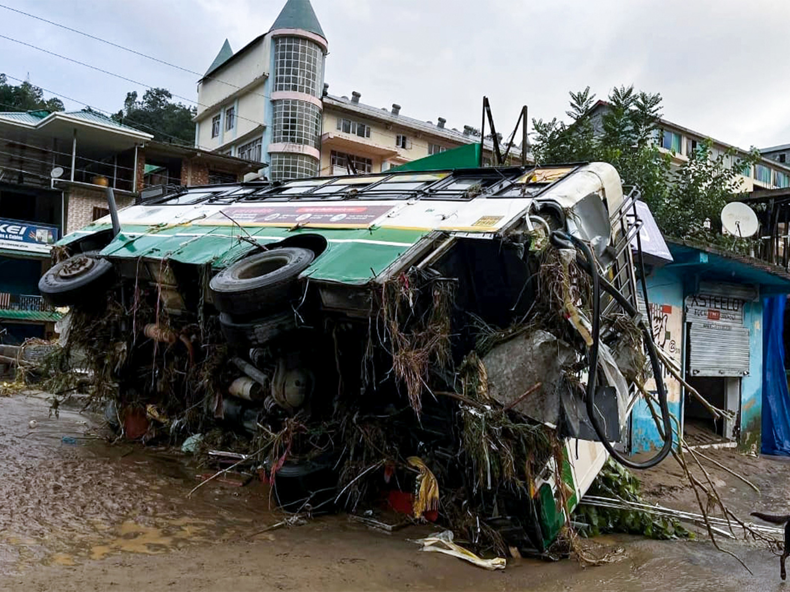 Himachal Monsoon toll reaches 430; 245 rain-related, 185 road accident deaths; 373 roads, 145 ...