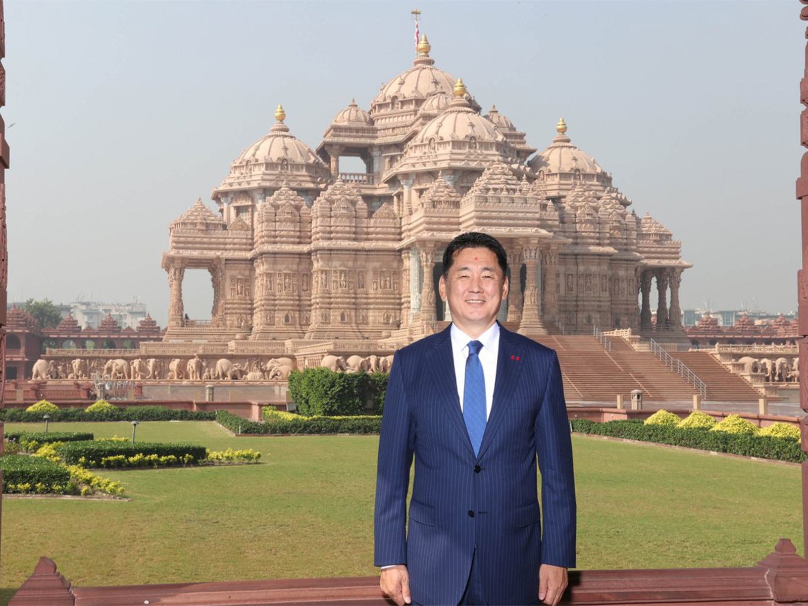 Mongolian President visits Akshardham temple in Delhi
