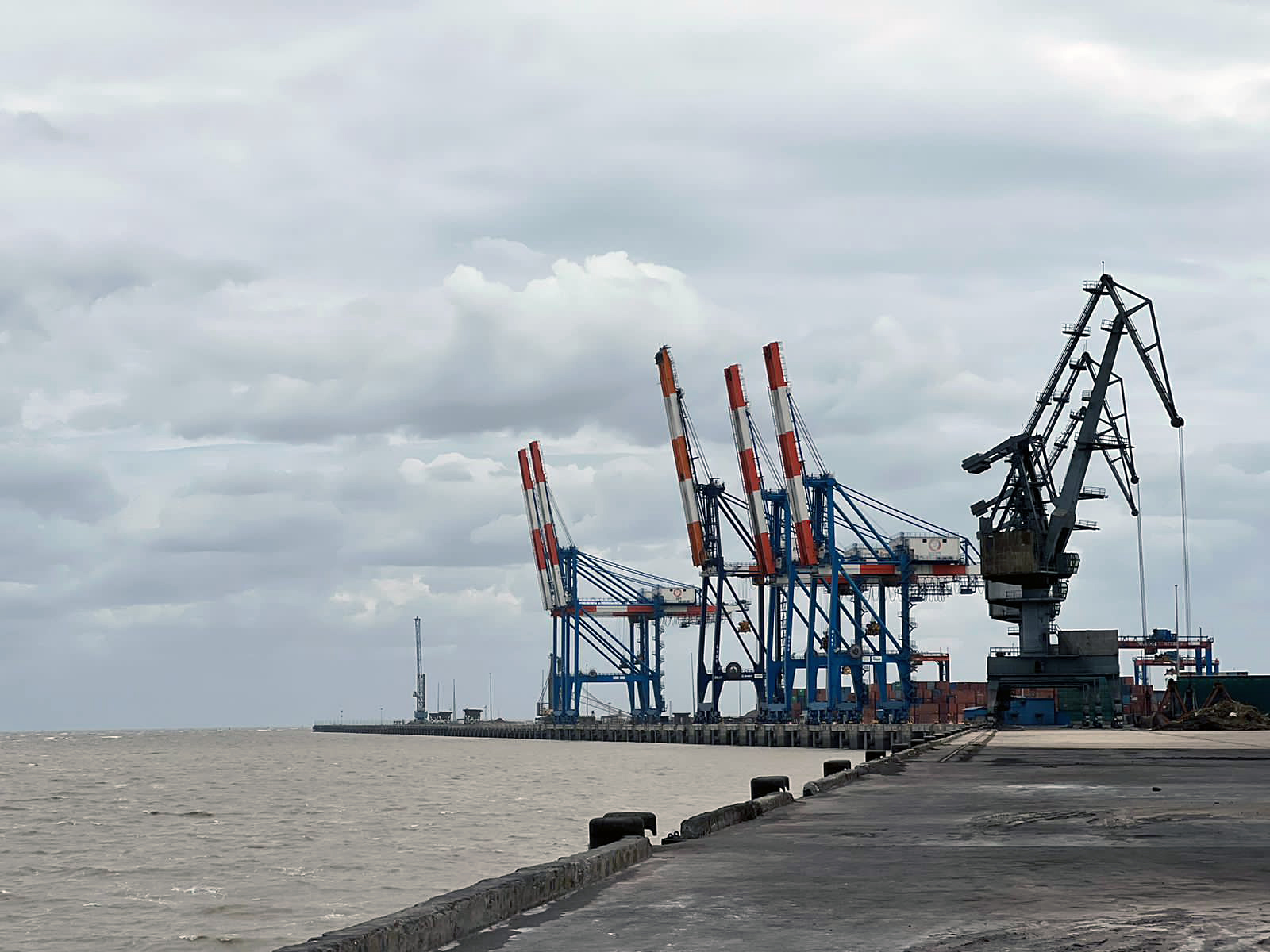 Kandla Terminal achieves historic throughput of 60,708 TEUs, Deendayal ...