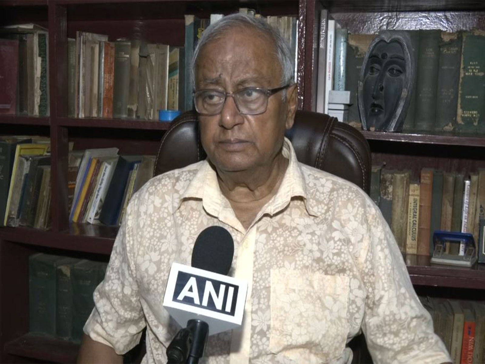 Saugata Roy calls rebel MPs 'Traitors', backs Mamata Banerjee as TMC's ...