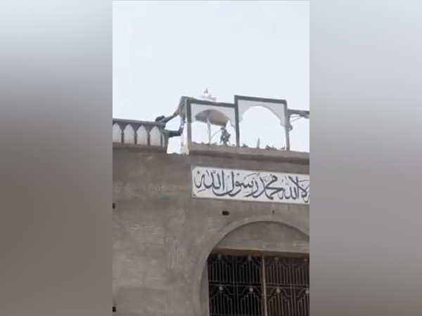 With police help, extremist Mullahs demolish Ahmadi mosque in Pakistan ...