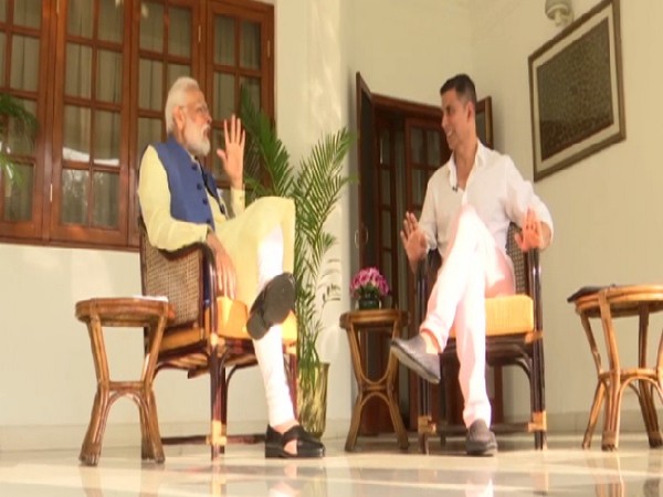 Akshay Kumar congratulates PM Modi for 'historic win'