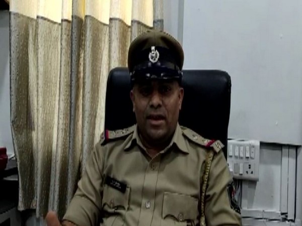 9 held for duping teacher of his money in Gujarat's Vadodara