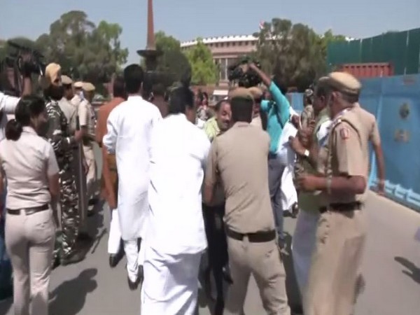 Kerala Congress MPs allege manhandled by Delhi Police during protest ...