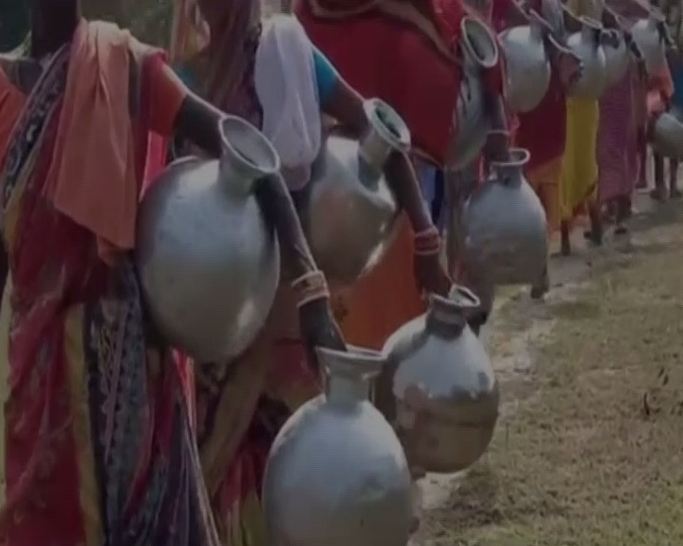 Village in Odisha faces water woes, residents fetch water from brook