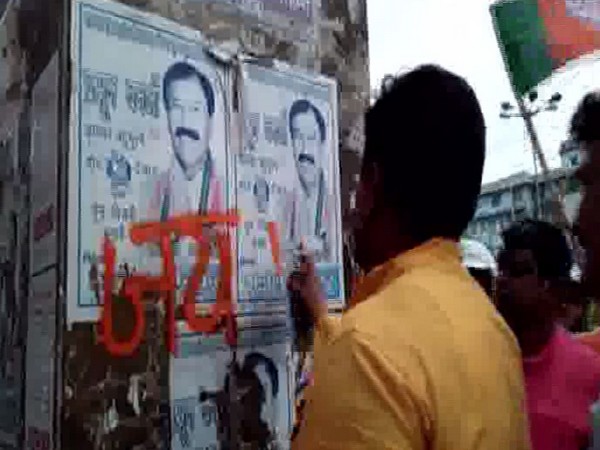 WB: Scuffle breaks out between BJP workers, police over attempt to deface TMC MP's posters