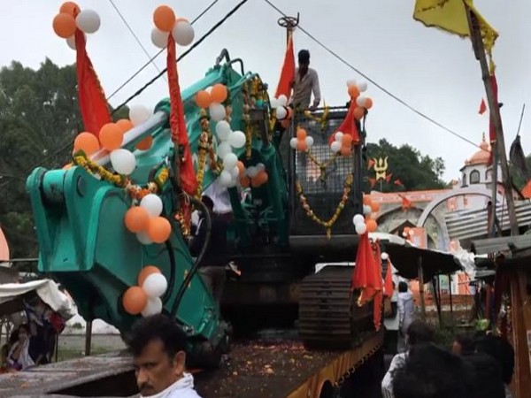 Indore resident sends Poclain machine for Ram temple construction