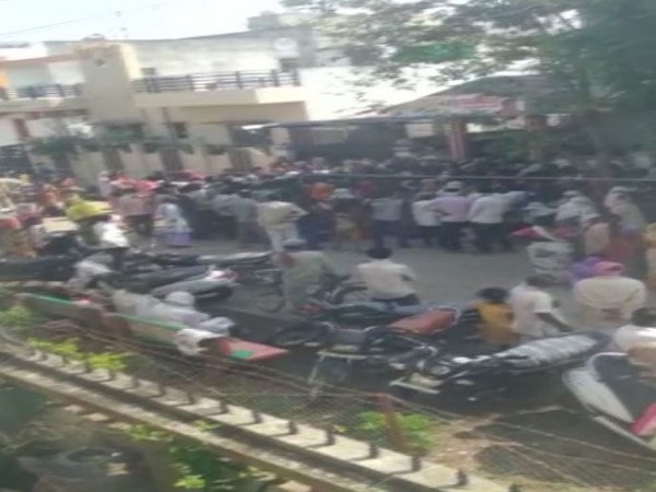 Large crowd flocks to BJP MLA's residence on his birthday amid lockdown in Wardha