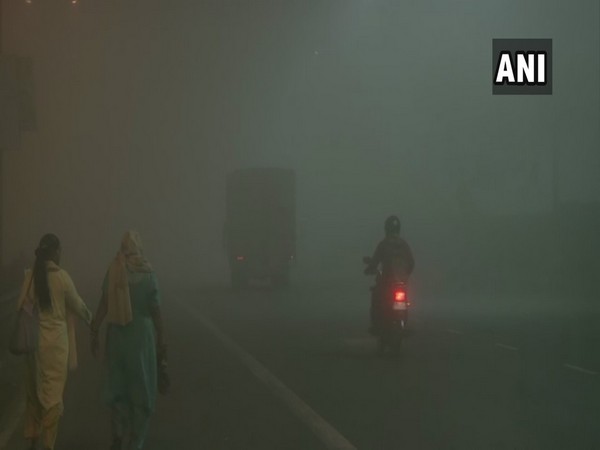 Dense fog engulfs parts of Delhi, AQI remains in 'very poor' category