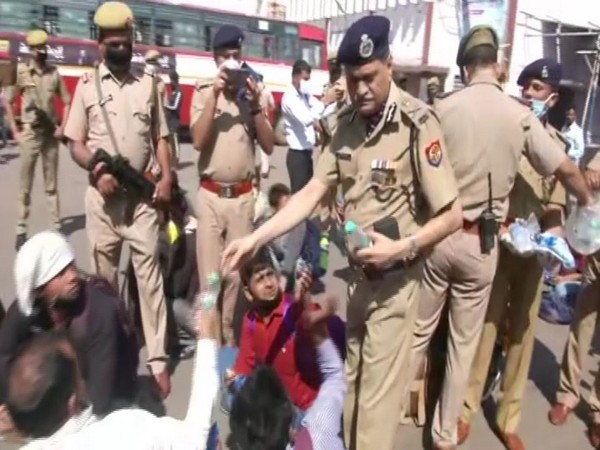 UP DGP visits Lucknow bus stand, takes stock of people waiting for ...