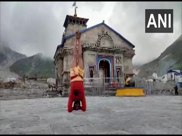Priest stands in Sirsasana outside Kedarnath Temple, demands disbanding ...