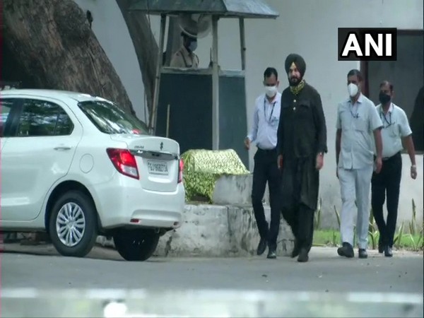 Navjot Singh Sidhu reaches 10 Janpath amid speculation of appointment ...