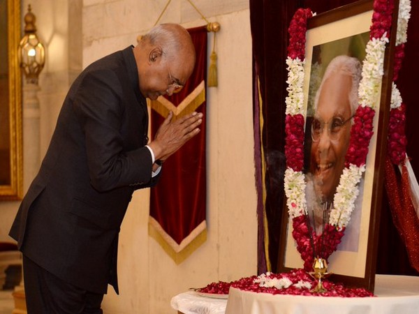 President Kovind pays floral tribute to former President KR Narayanan ...
