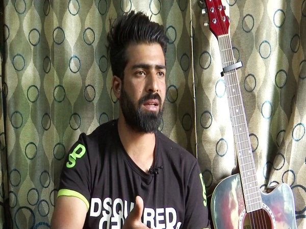 I want Kashmiri language to reach Bollywood, says singer Ishfaq Kawa