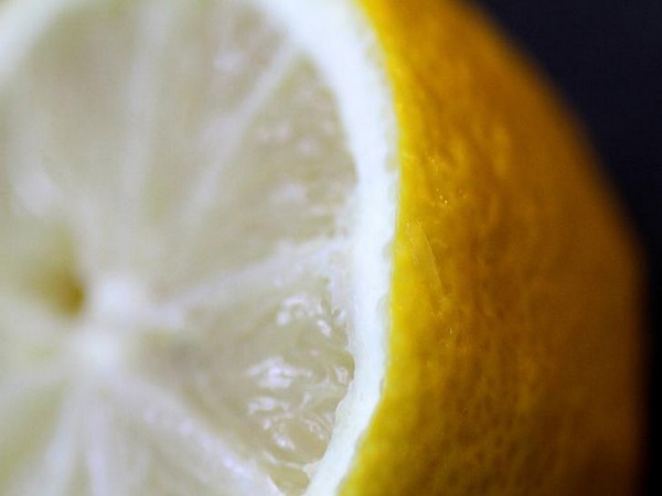 Smelling lemons makes you feel thinner: Study