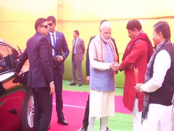 Delhi: PM Narendra Modi arrives at Ramlila Maidan for public rally