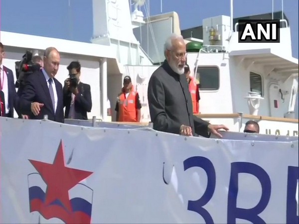 Modi visits 'Zvezda' Shipbuilding Complex with Putin