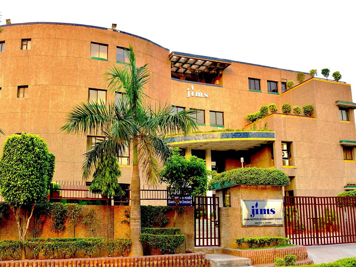 Why Live Projects and Internships are Important for PGDM Students