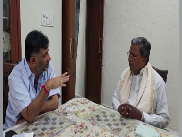 Siddaramaiah meets DK Shivakumar amid leadership tussle in Karnataka Congress