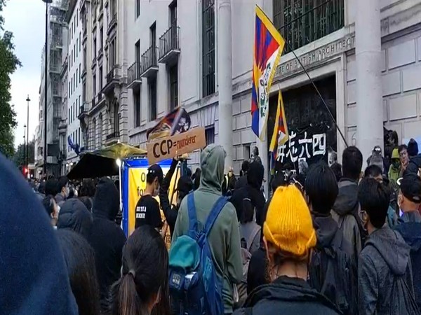 Thousands gather at Chinese Embassy in London to mark June 4th massacre ...
