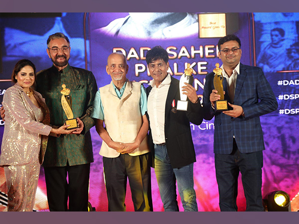 Poonam Jhawer has won the YouTube Icon of the Year at the Dadasaheb ...