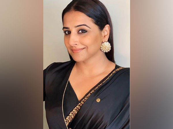 Vidya Balan is all smiles after bagging Youth Icon Award