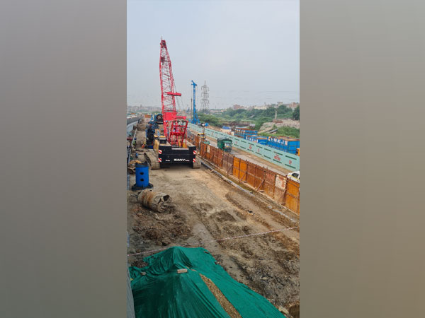 Delhi Metro builds the first of its kind flyover cum Metro viaduct ...