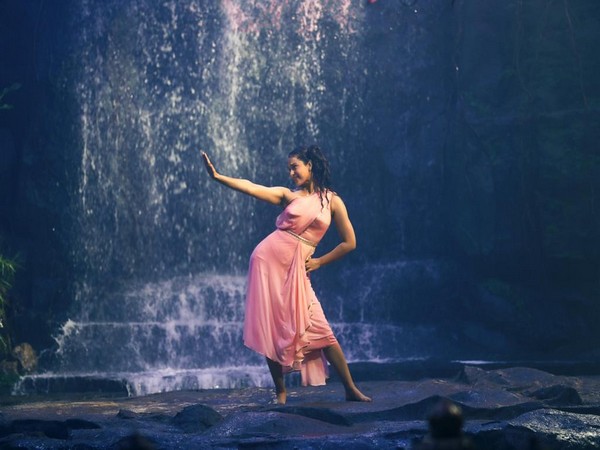 'Thalaivi' makers drop first look of song 'Chali Chali', track releases ...