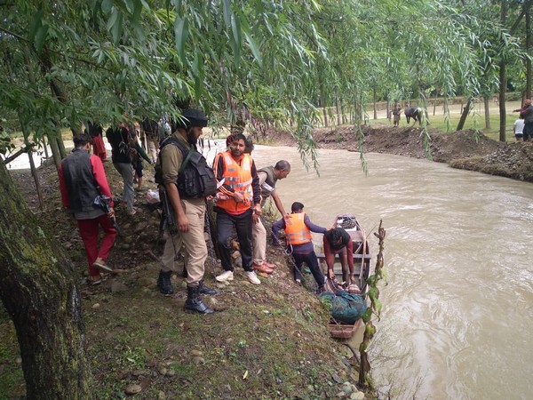 J-K's Kulgam Police rescues nomad family stuck due to heavy rainfall