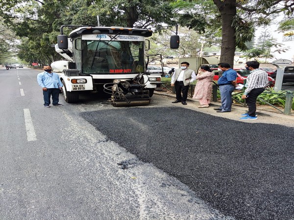 Bengaluru: Pothole filling work by modern technology machine inspected ...