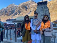 Raveena Tandon offers prayers at Kedarnath temple with daughter Rasha ...