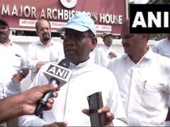 Kerala: Priests of Ernakulam Angamaly Archdiocese protest outside ...