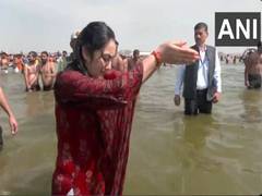 Suspended BJP leader Nupur Sharma takes holy dip at Triveni Sangam amid ...