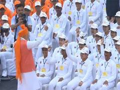 PM Modi interacts with special guest students attending Independence ...