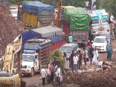 J-K: Massive traffic jams on Jammu-Srinagar highway as single-lane ...