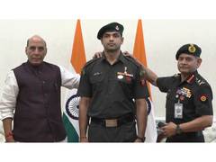 Olympian Neeraj Chopra made Lt. Col (Honorary) by Indian Army; COAS ...