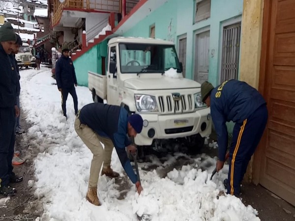 Heavy snowfall in Uttarkashi brings normal life to standstill