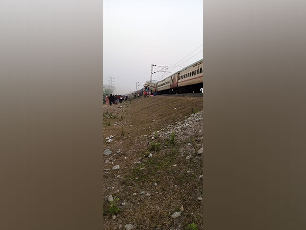 12 coaches of Guwahati-Bikaner Express derail near Domohani in West Bengal